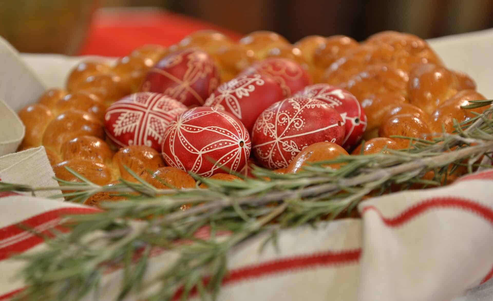 Húsvét üzenete az írott tojásokon: kiállítás a Népi Iparművészeti ...