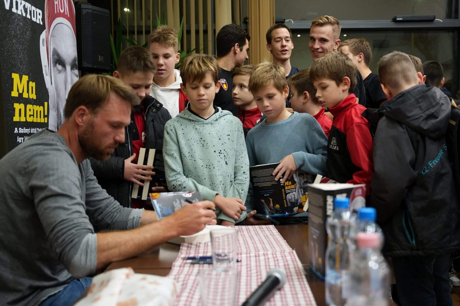 “Ma nem!” - Kecskeméten mutatta be önéletrajzi kötetét Nagy Viktor vízilabdázó
