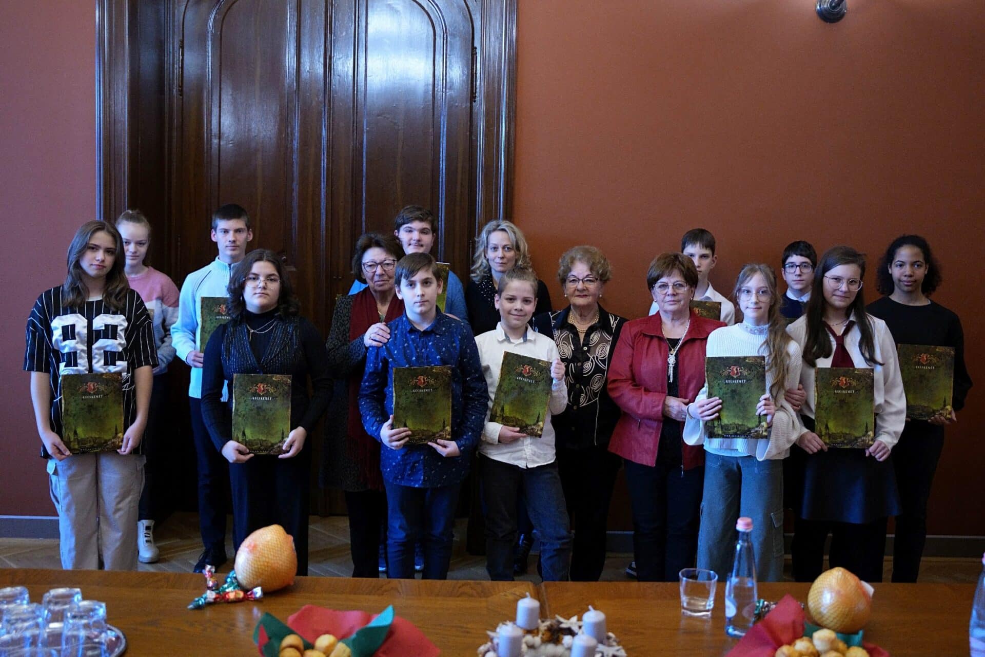 Tizenhárom tanuló vehette át a Városi Szociális Közalapítvány támogatását