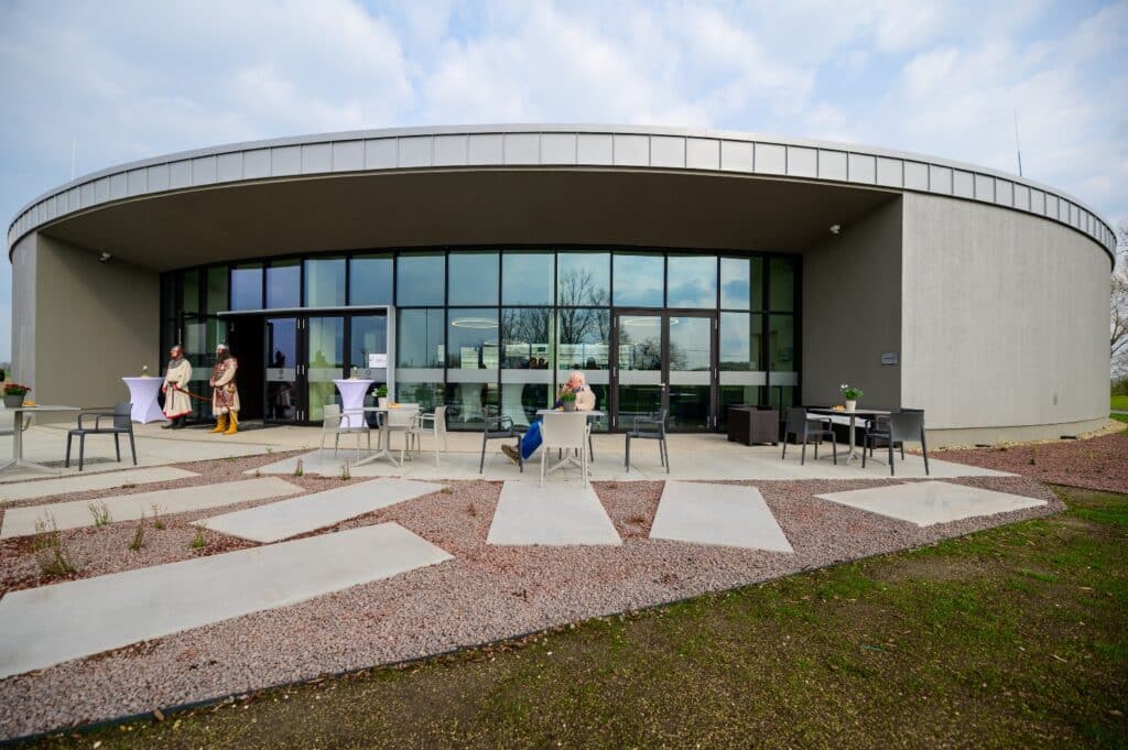 Átadták a bugaci Aranymonostor Látogatóközpontot