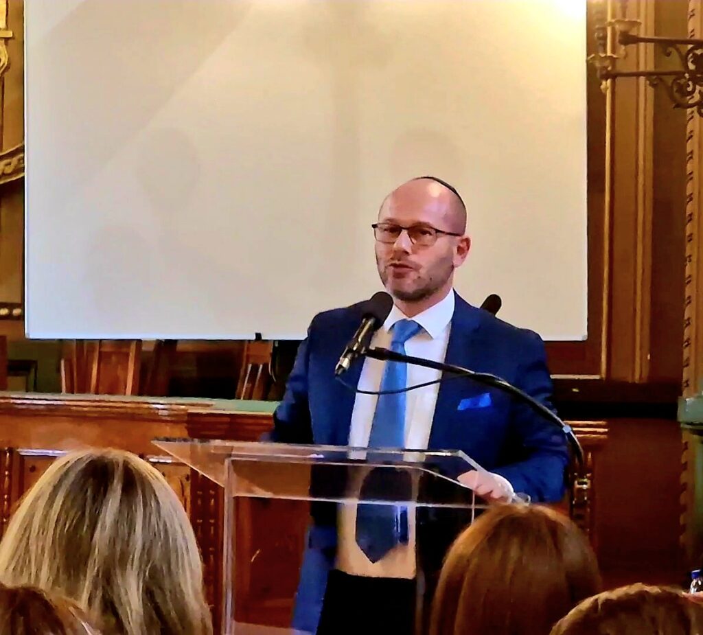 5,5 millió forint értékű új zsidó hittankönyv-sorozatot adott át Prof ...